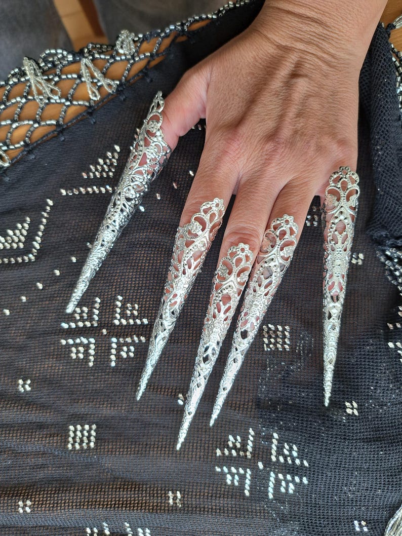 Nails Claws, Gold Claw Nail Thai Dance, Thai Dance Nails, Filigree Claw ...