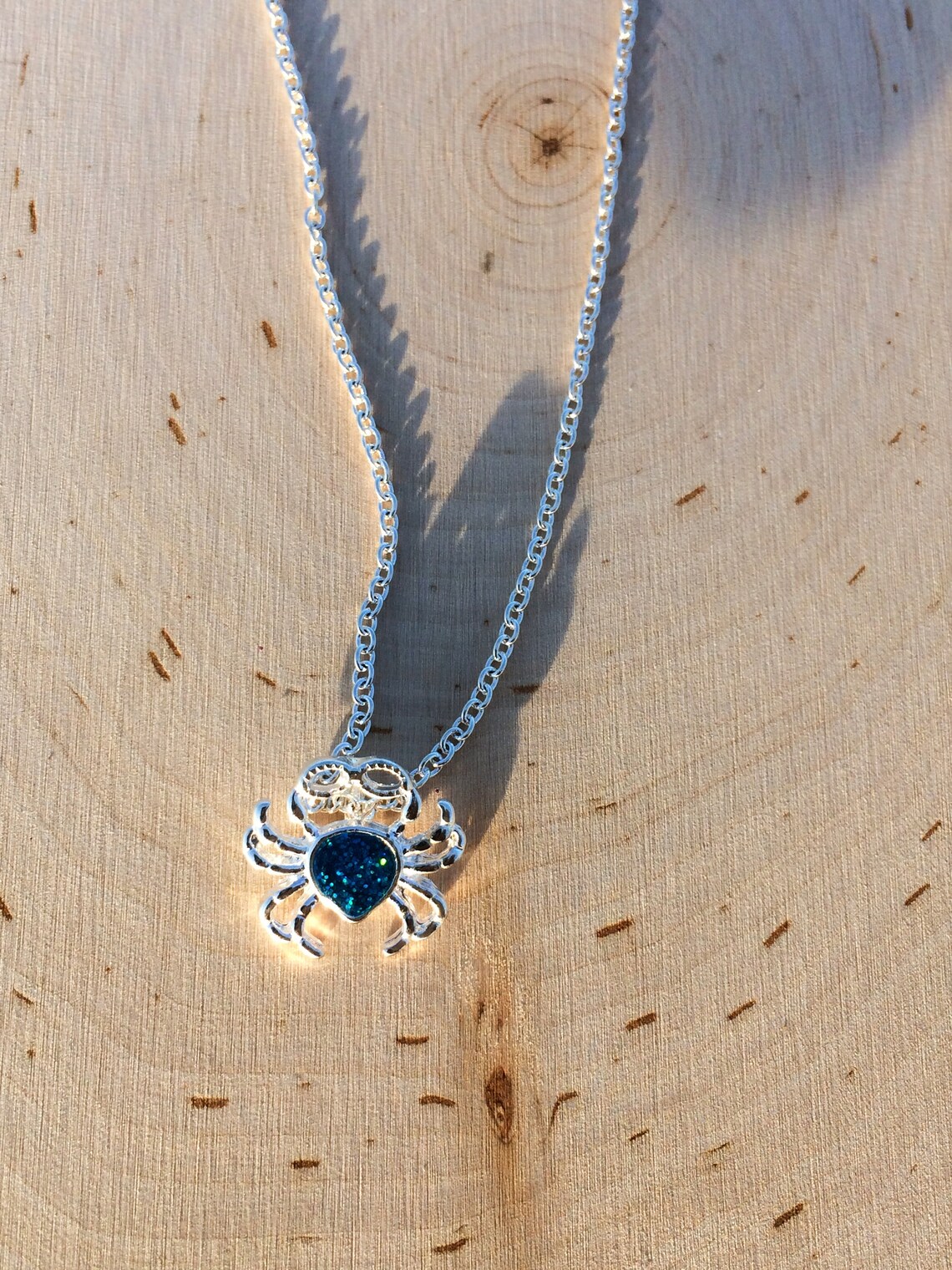 Collar de cangrejo relleno de resina azul plata. Es perfecto - Etsy España
