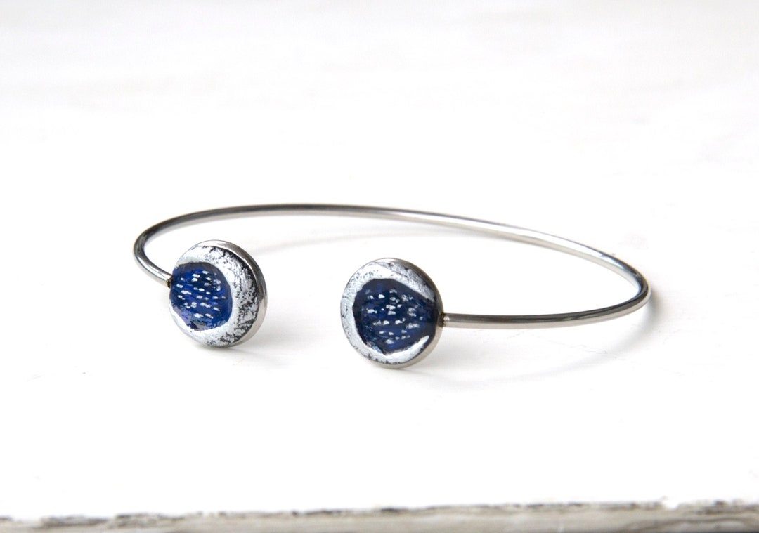 Crescent Moon Galaxy Bangle, Joyas celestiales de color azul y plateado ...