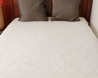 Bates bedspread | Etsy