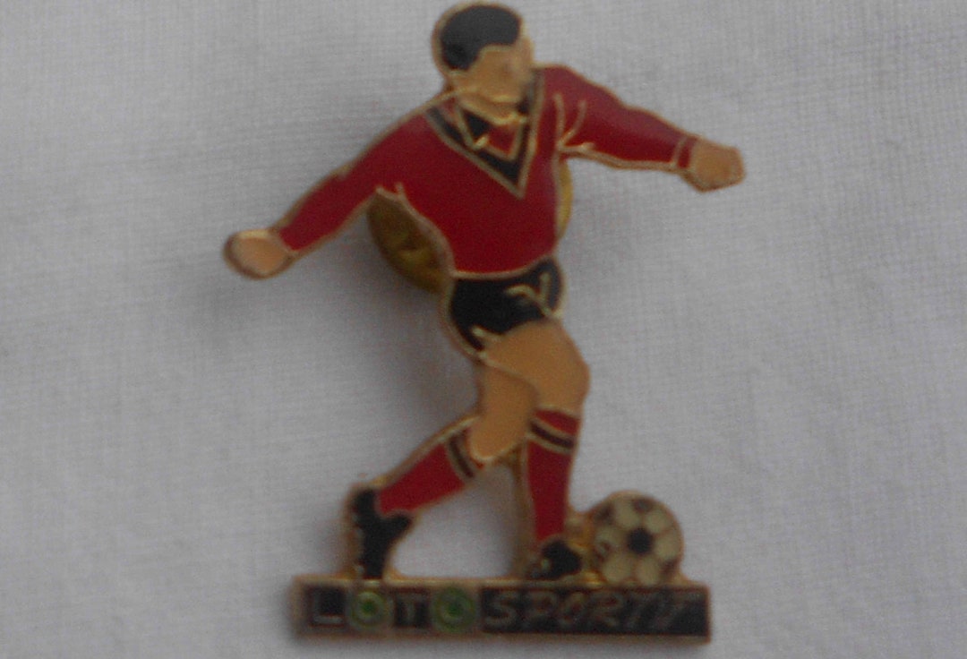 LOTO FOOT With Football Soccer Player Pin Badge Unusual French Vintage ...