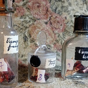 New Lot :) VAMPIRE FANGS (prop) in Antique Bottle Alchemy Ingredient ...