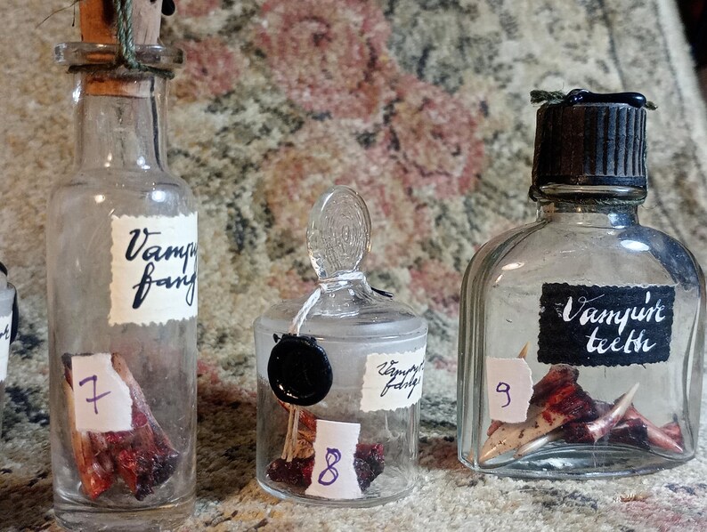 New Lot :) VAMPIRE FANGS (prop) in Antique Bottle Alchemy Ingredient ...