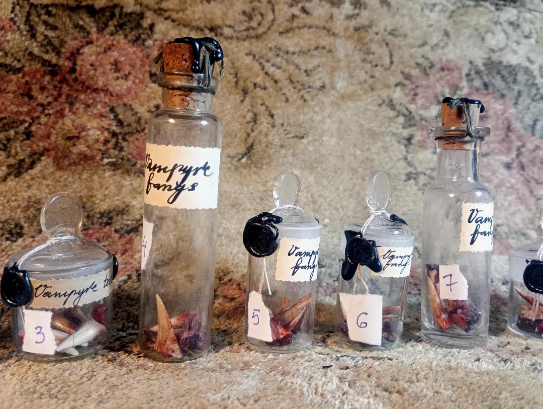 New Lot :) VAMPIRE FANGS (prop) in Antique Bottle Alchemy Ingredient ...