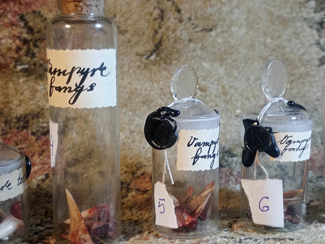 New Lot :) VAMPIRE FANGS (prop) in Antique Bottle Alchemy Ingredient ...