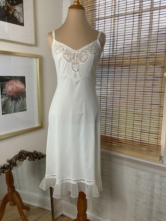 Vintage 1960s ivory nylon slip, lace and ruffles, sma… - Gem