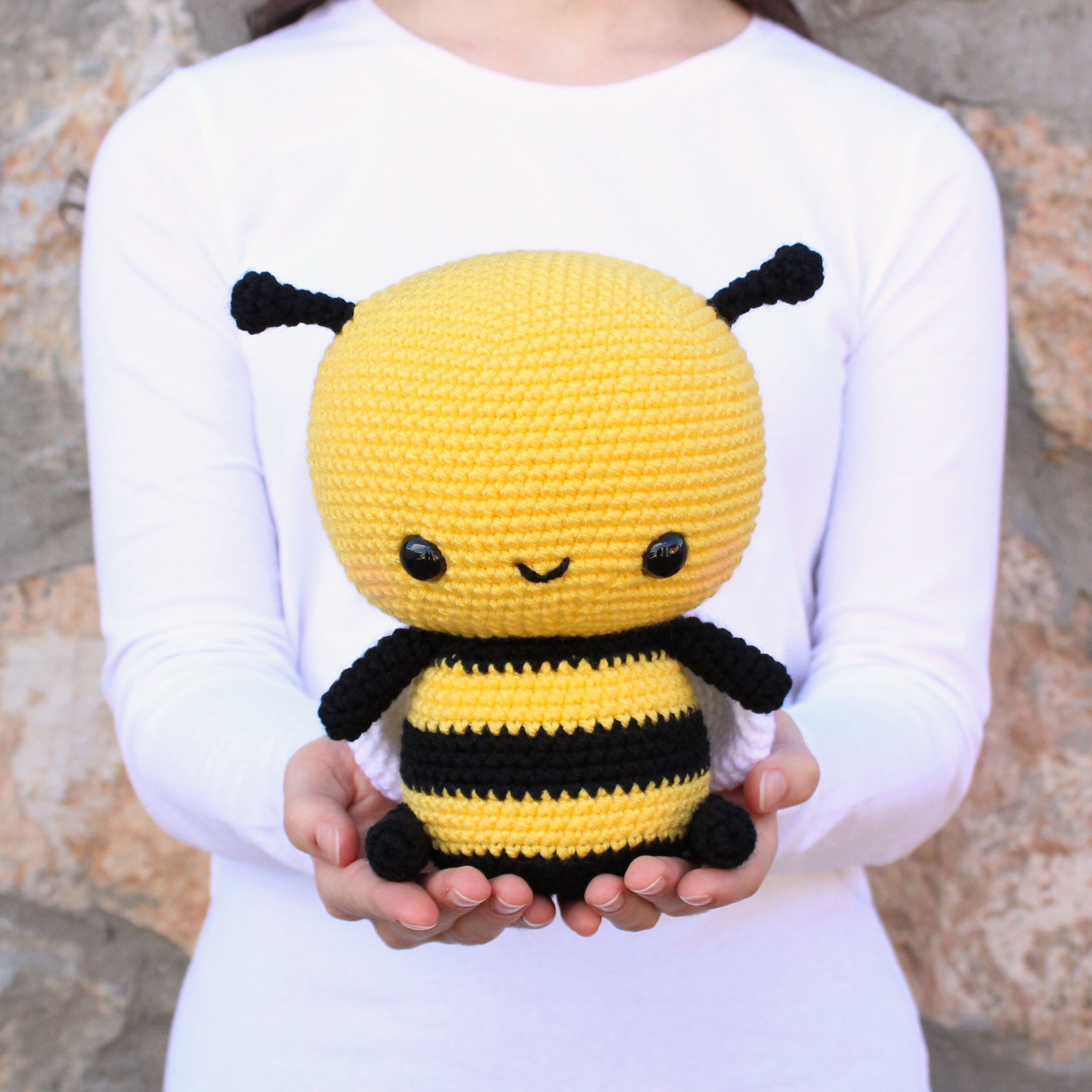 Knitting, Knotting & Crochet Paper, Party & Kids bee in flower Crochet ...