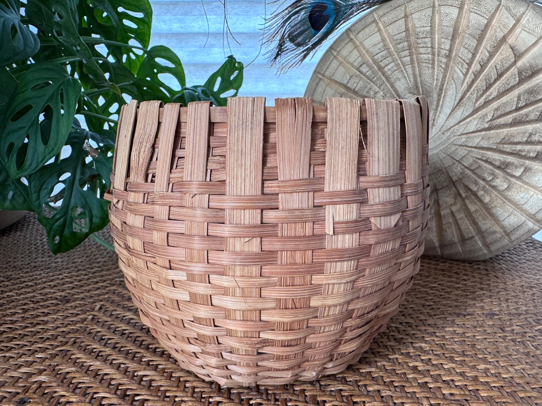 Round Woven Wicker/straw Basket Boho Decor Hippie Decor - Etsy