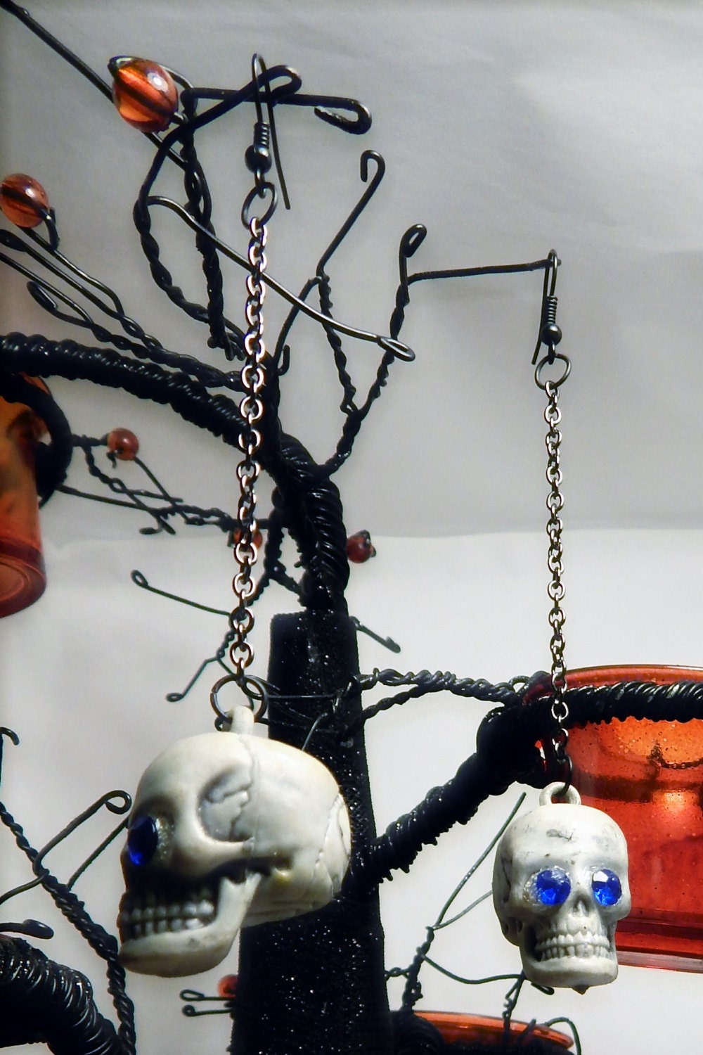 Calaveras de Halloween con ojos azules pendientes - Etsy España