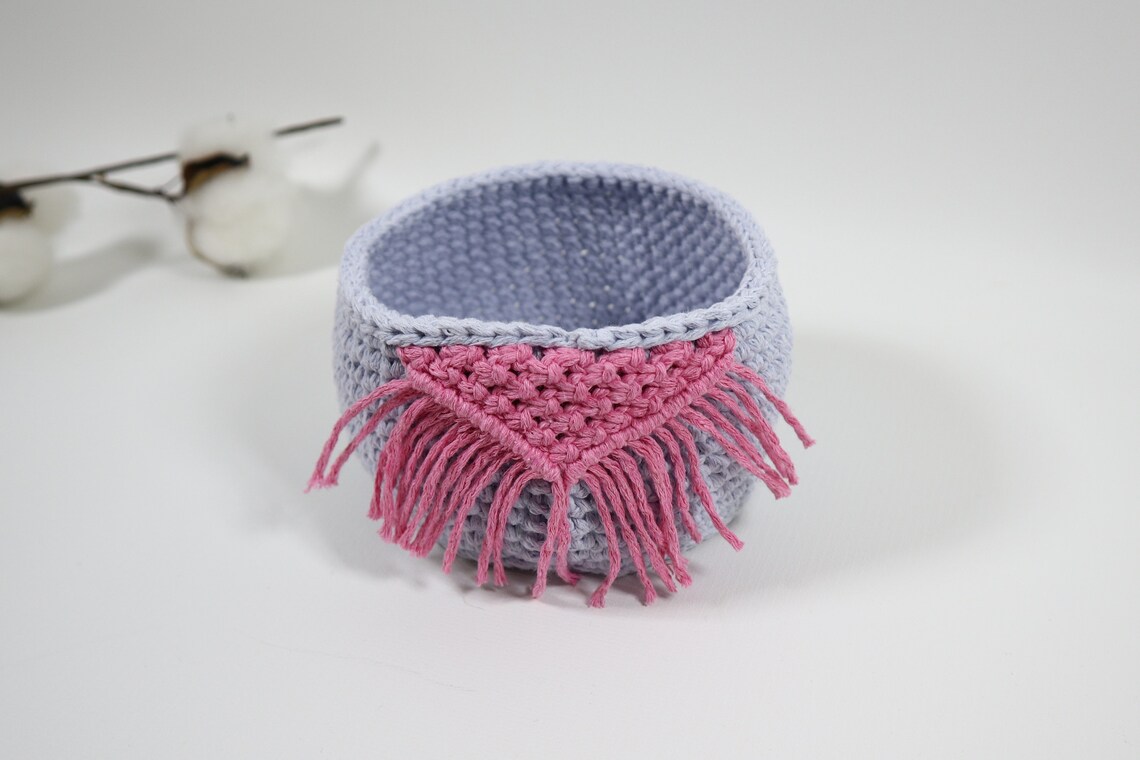 Small crochet basket with macrame decoration | Etsy