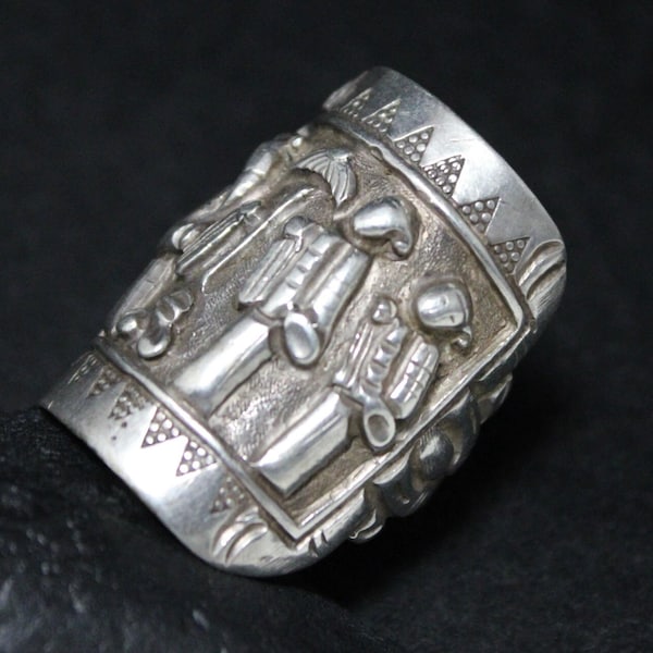Storyteller Ring - Etsy