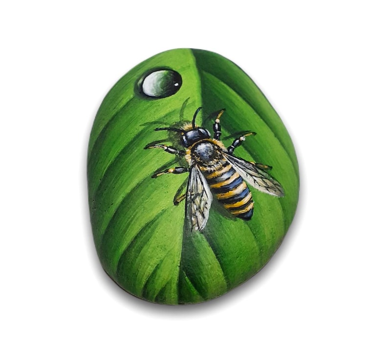 Abeja realista pintada a mano sobre hoja verde, pintura acrílica ...