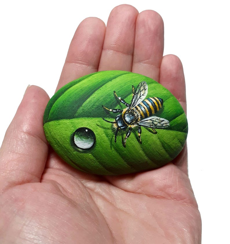Abeja realista pintada a mano sobre hoja verde, pintura acrílica ...