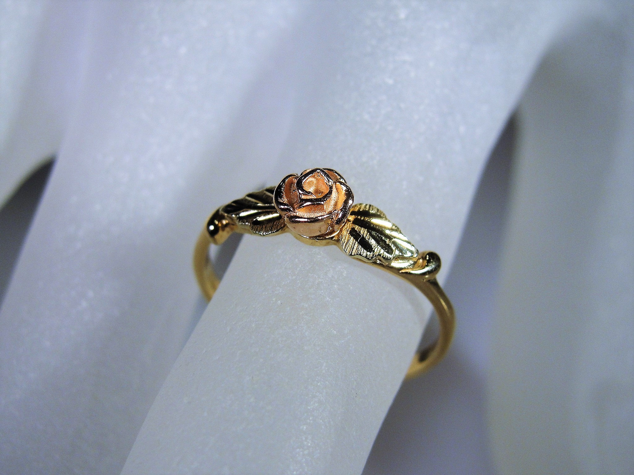 10K Rose Flower Band with a Rose Gold Flower and Green Gold Leaves ...