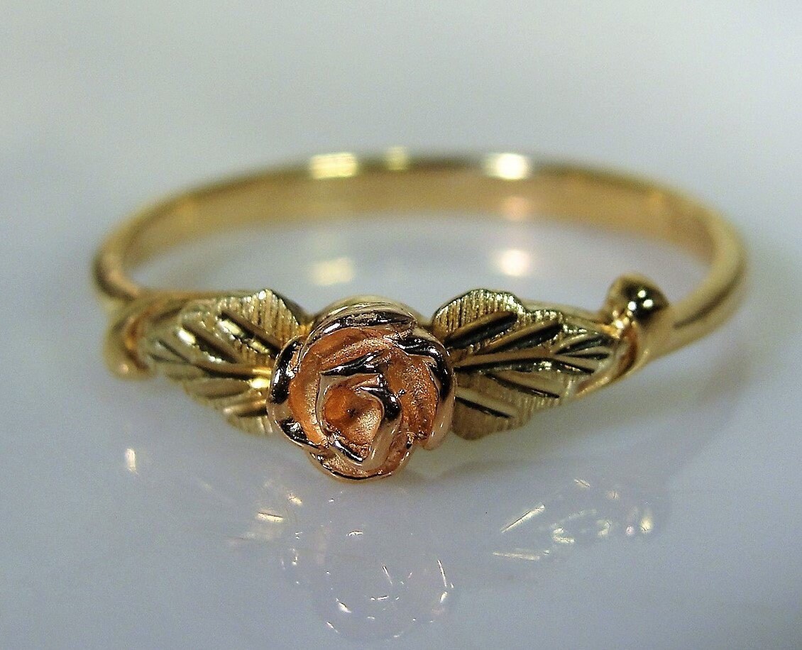 10K Rose Flower Band with a Rose Gold Flower and Green Gold Leaves ...