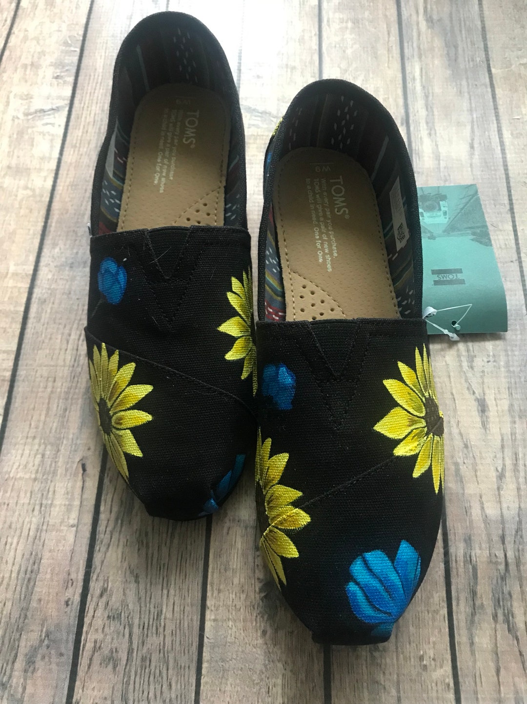 Girasol con un toque de flores azules / Toms pintados a mano - Etsy España