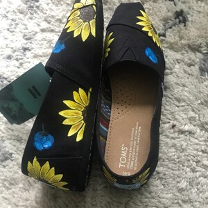 Girasol con un toque de flores azules / Toms pintados a mano - Etsy España