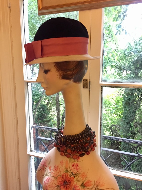 Lilly Dache' c1950 dark purple velvet,pink ribbon,bei… - Gem