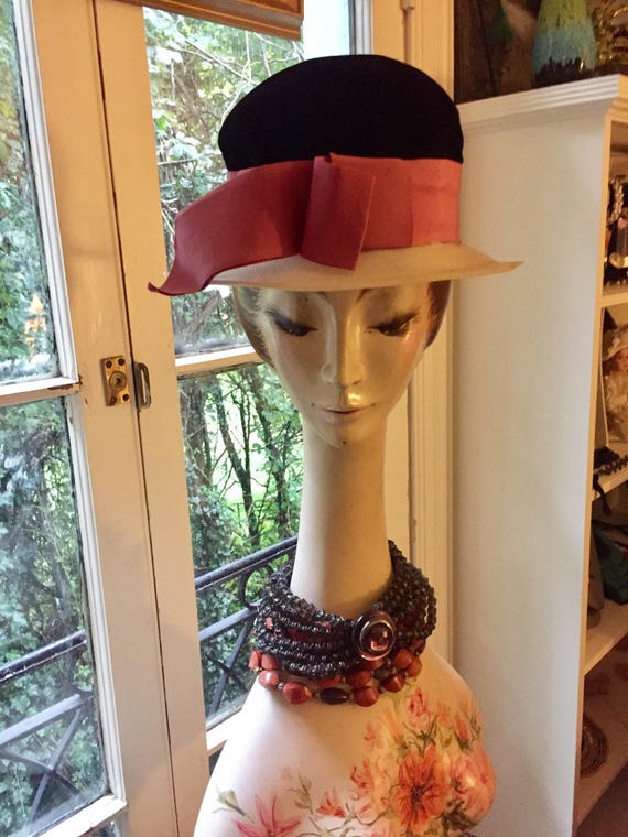 Lilly Dache' c1950 dark purple velvet,pink ribbon,bei… - Gem