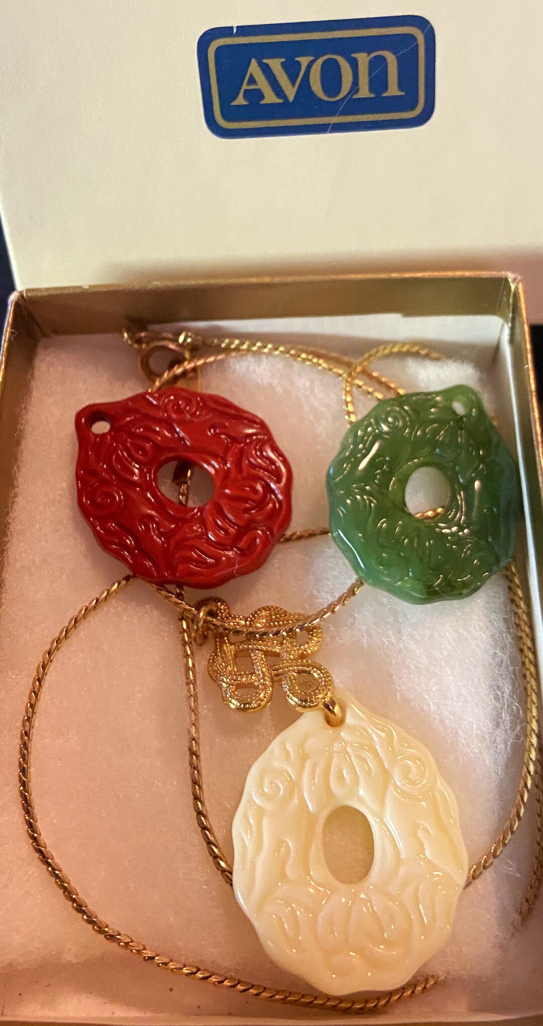 Vintage Avon Interchangeable Christmas Wreath Pendant Necklace Cinnabar ...