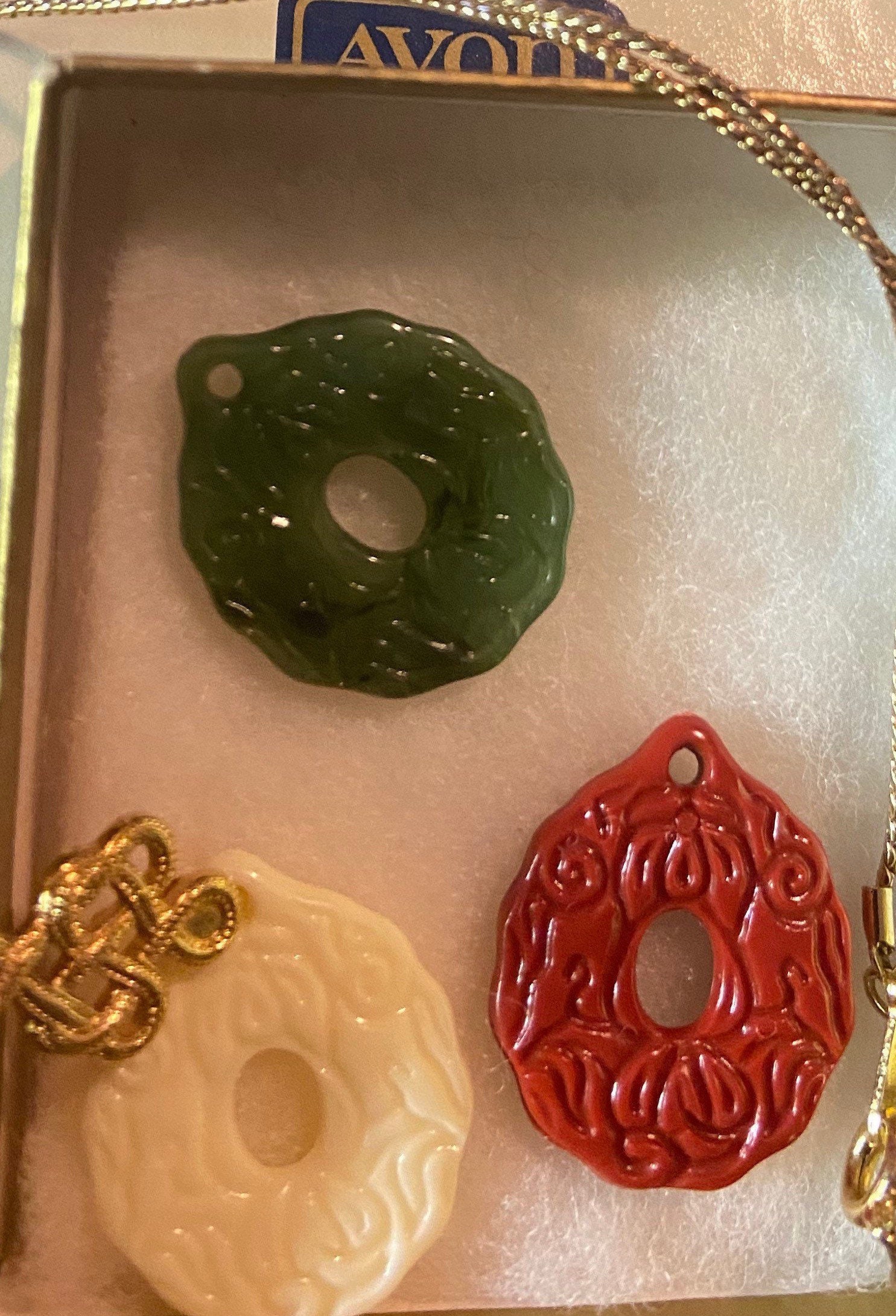 Vintage Avon Interchangeable Christmas Wreath Pendant Necklace Cinnabar ...