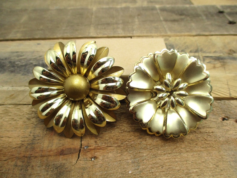 TWO Large Vintage Gold Toned Brooches. Two Large Floral | Etsy