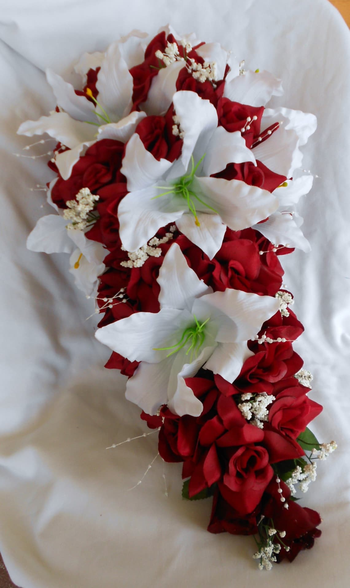 Cascade Bouquet roses rouges et lys casablanca blancs - Etsy Canada