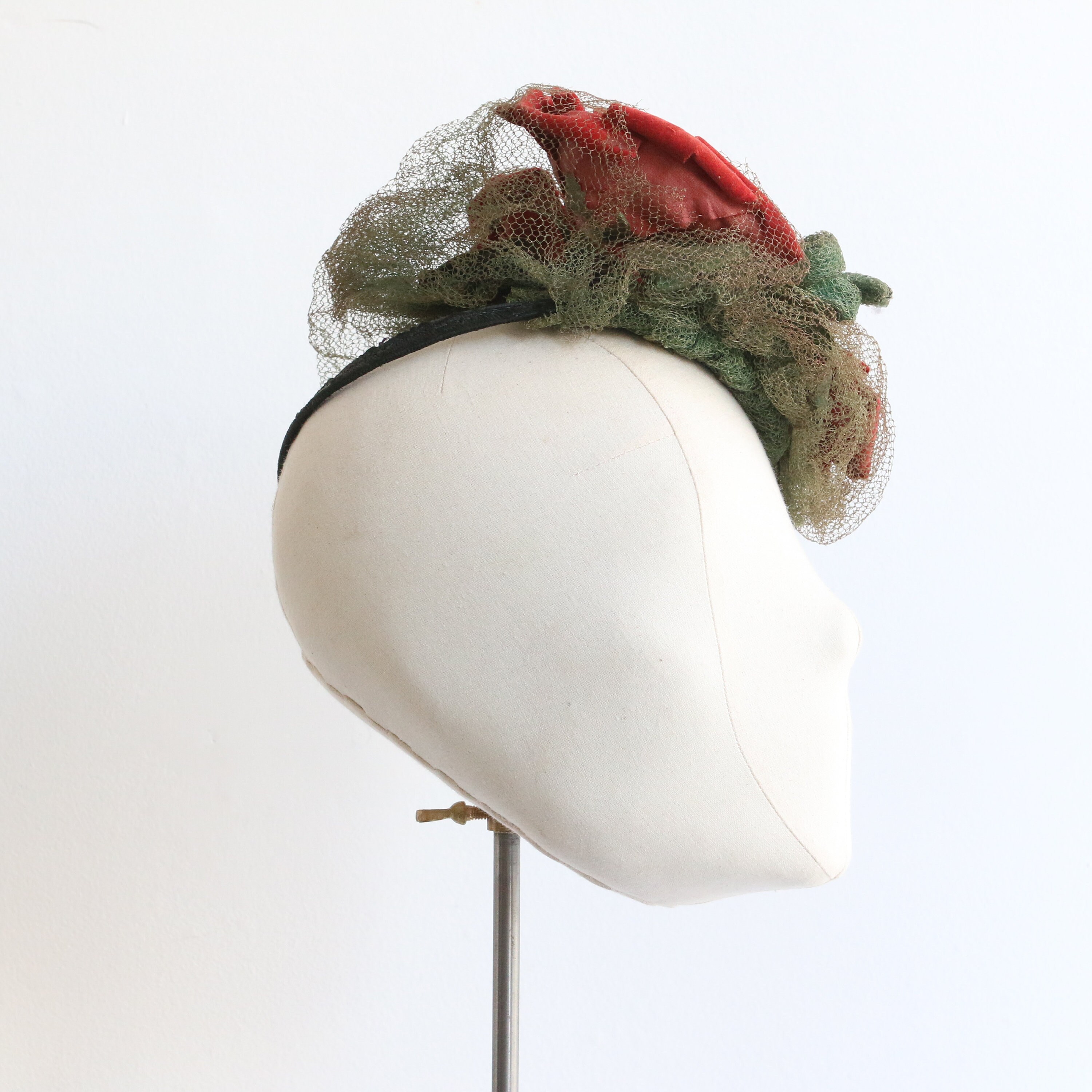Vintage 1940's Velvet Rose & Green Tulle Percher Hat - Etsy