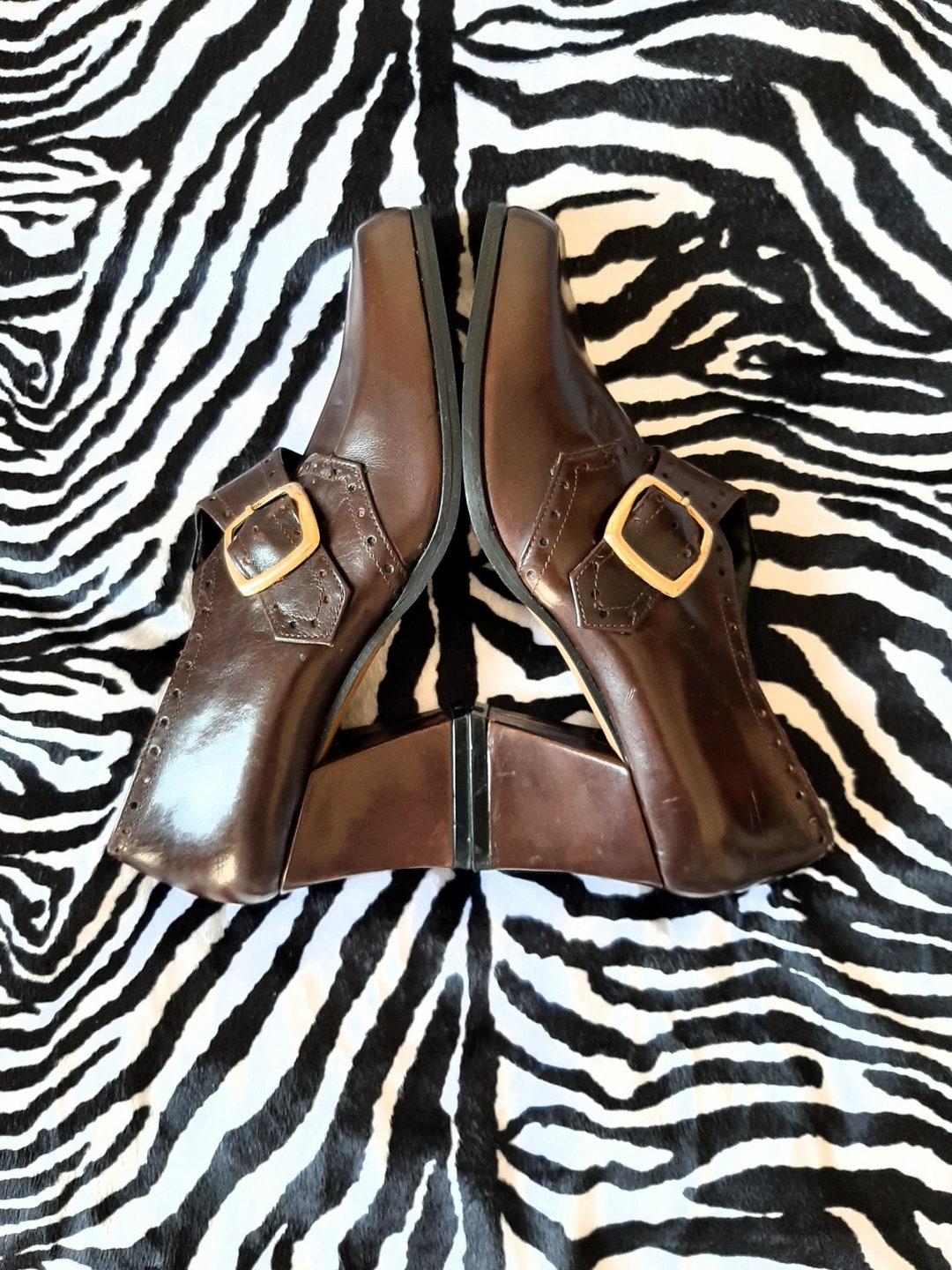 Vintage Style Chocolate Brown 3'' Rounded Heeled Shoes With a Gold ...