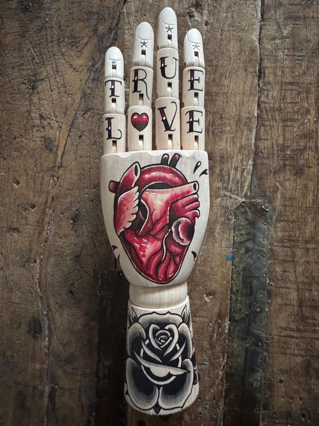 Houten Hand Met Een Anatomisch Hart En Een Roos Tattoo Ontwerp - Etsy