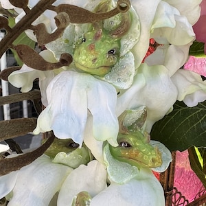 SNAPDRAGONS White/green Alice in Wonderland Talking Flowers for Parties ...