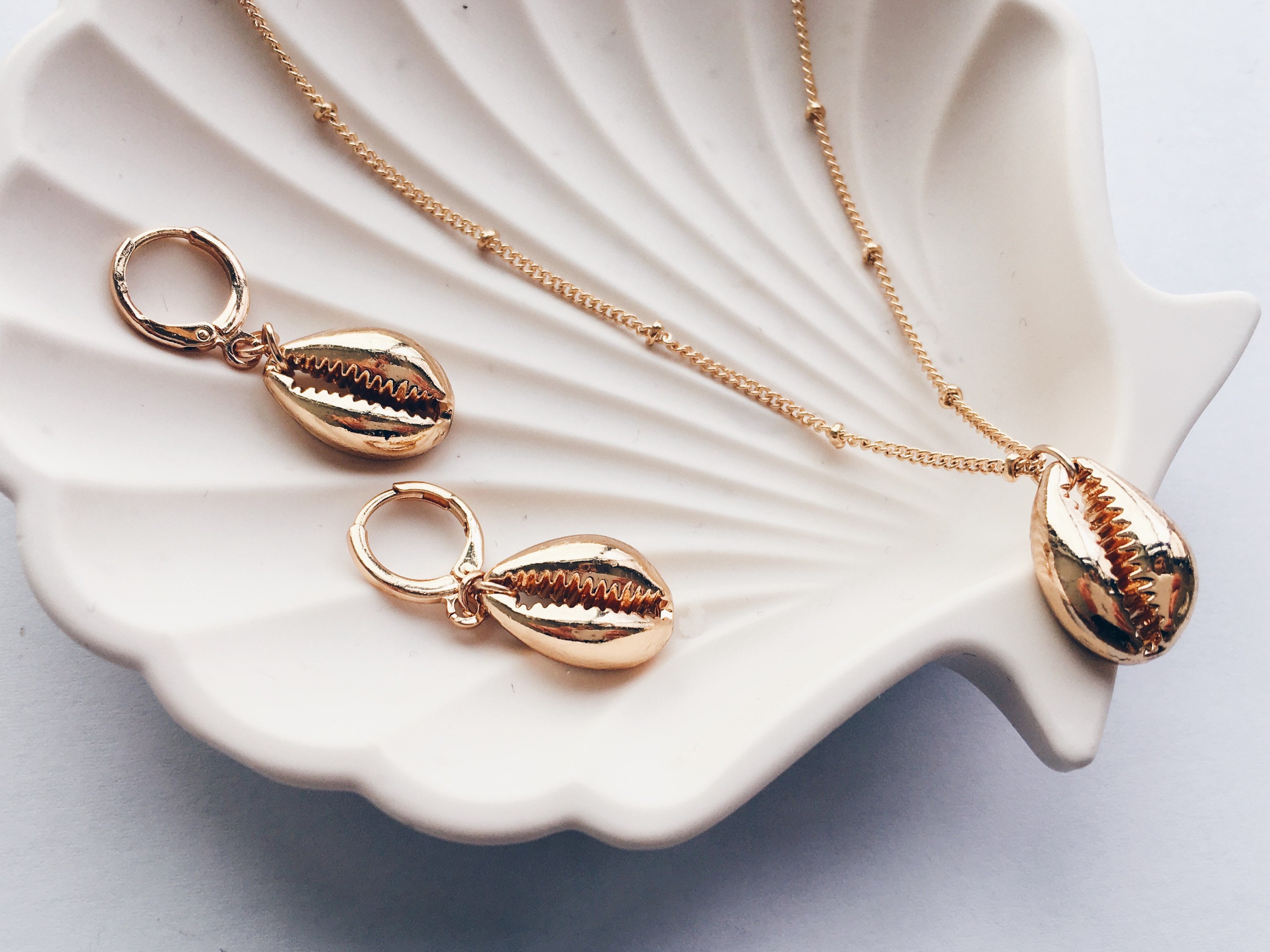 Golden Seashell Earrings &Collar // joyería de declaración única ...