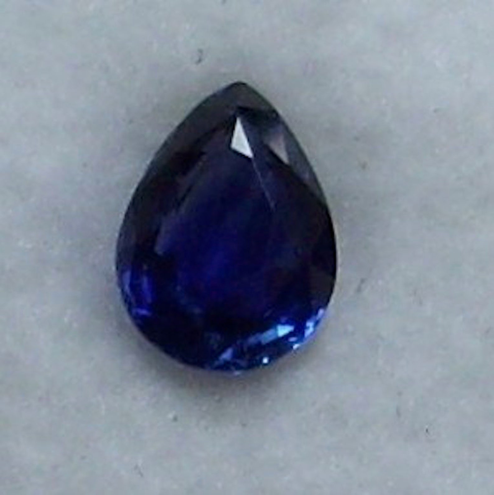 Zafiro azul creado en laboratorio con inclusiones visibles - Etsy España