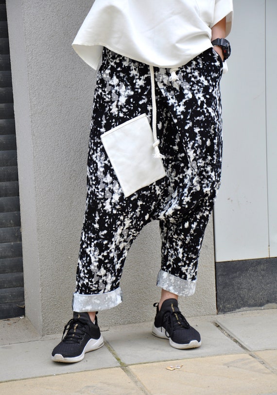 Black and white capri pants store