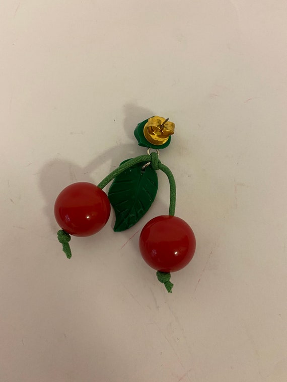 Vintage 1940s style red plastic cherries earrings - Gem
