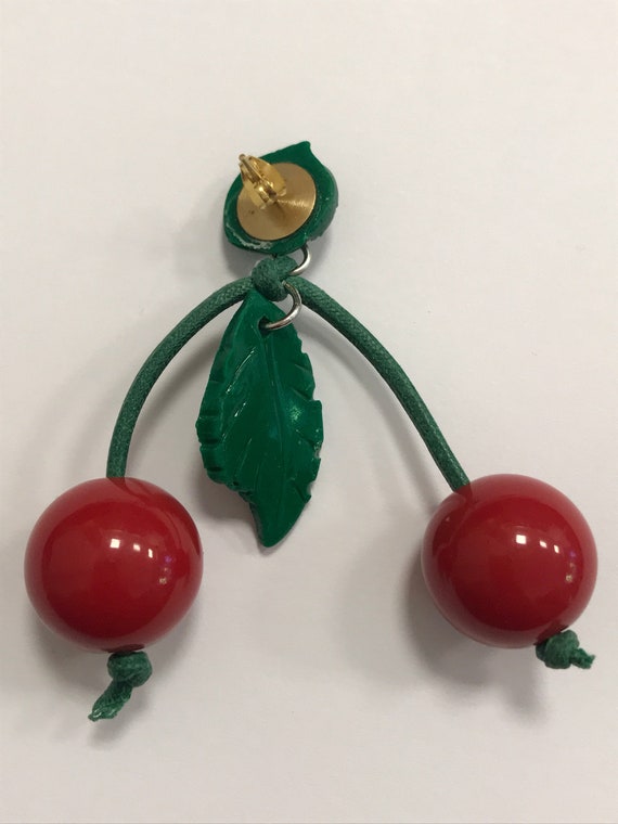 Vintage 1940s style red plastic cherries earrings - Gem