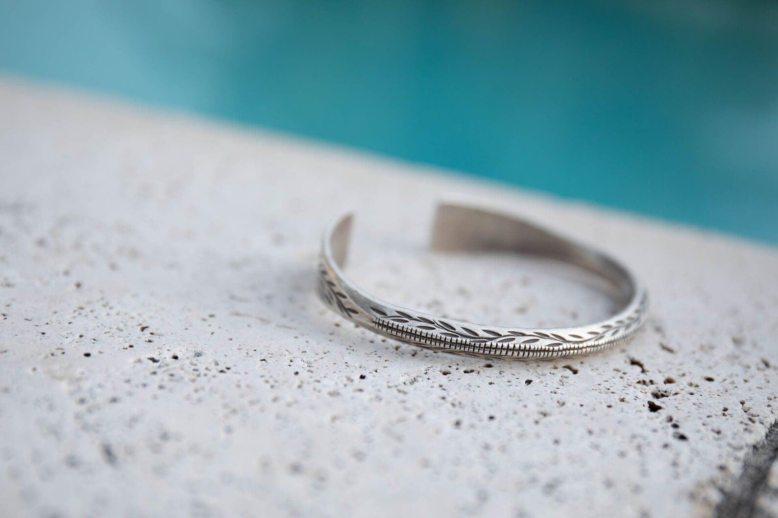 ゴージャスなタイ山岳民族のシルバーバングル - Etsy 日本