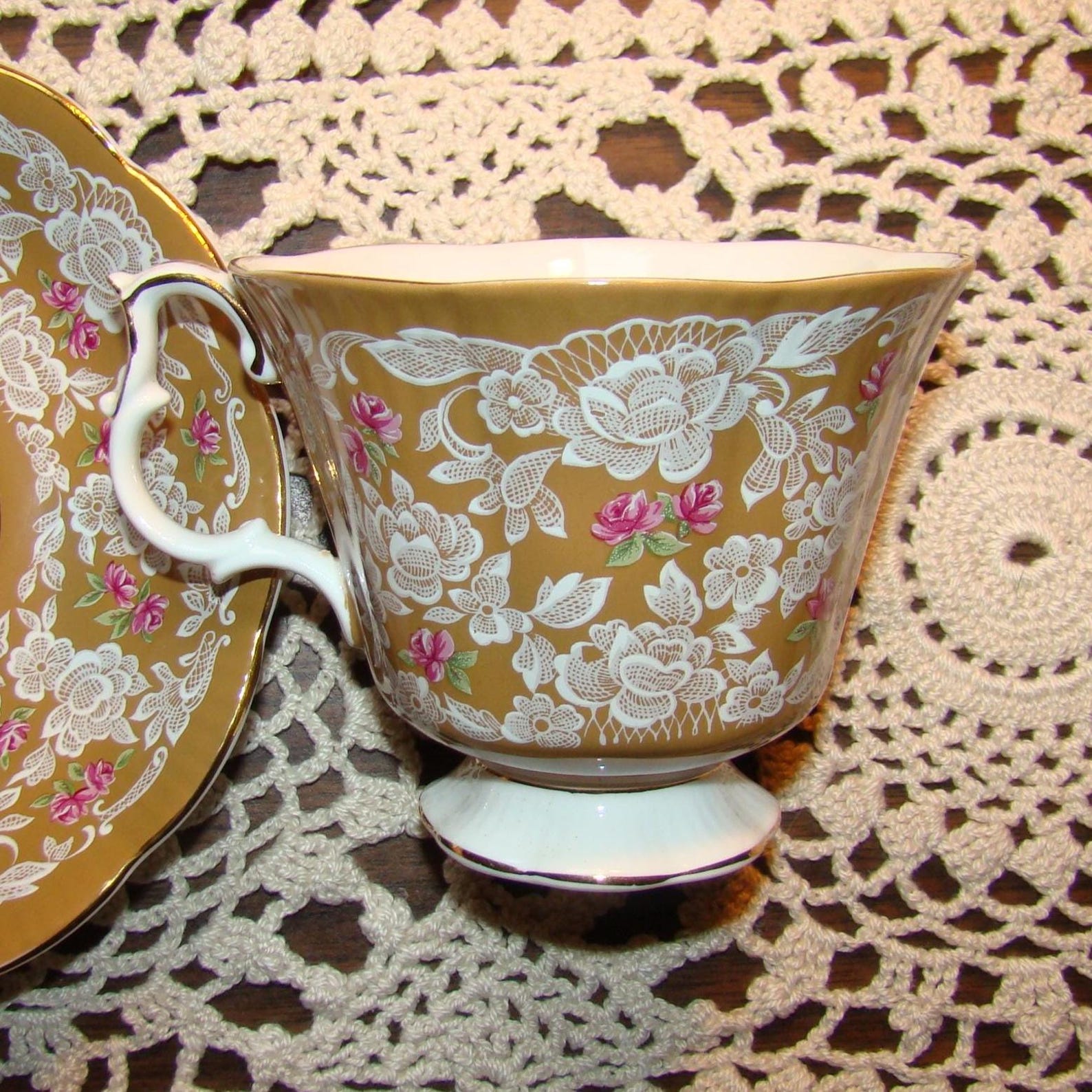 ロイヤルアルバート「トゥルーラブ」 - ブラウン、エンボス加工の白い更紗、ピンクのバラ - Etsy 日本