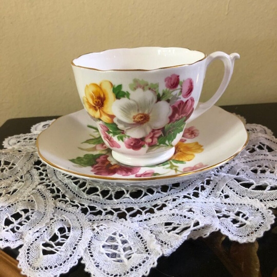 Roslyn Tea Cup and Saucer Summer Beauty Floral Pattern From England ...