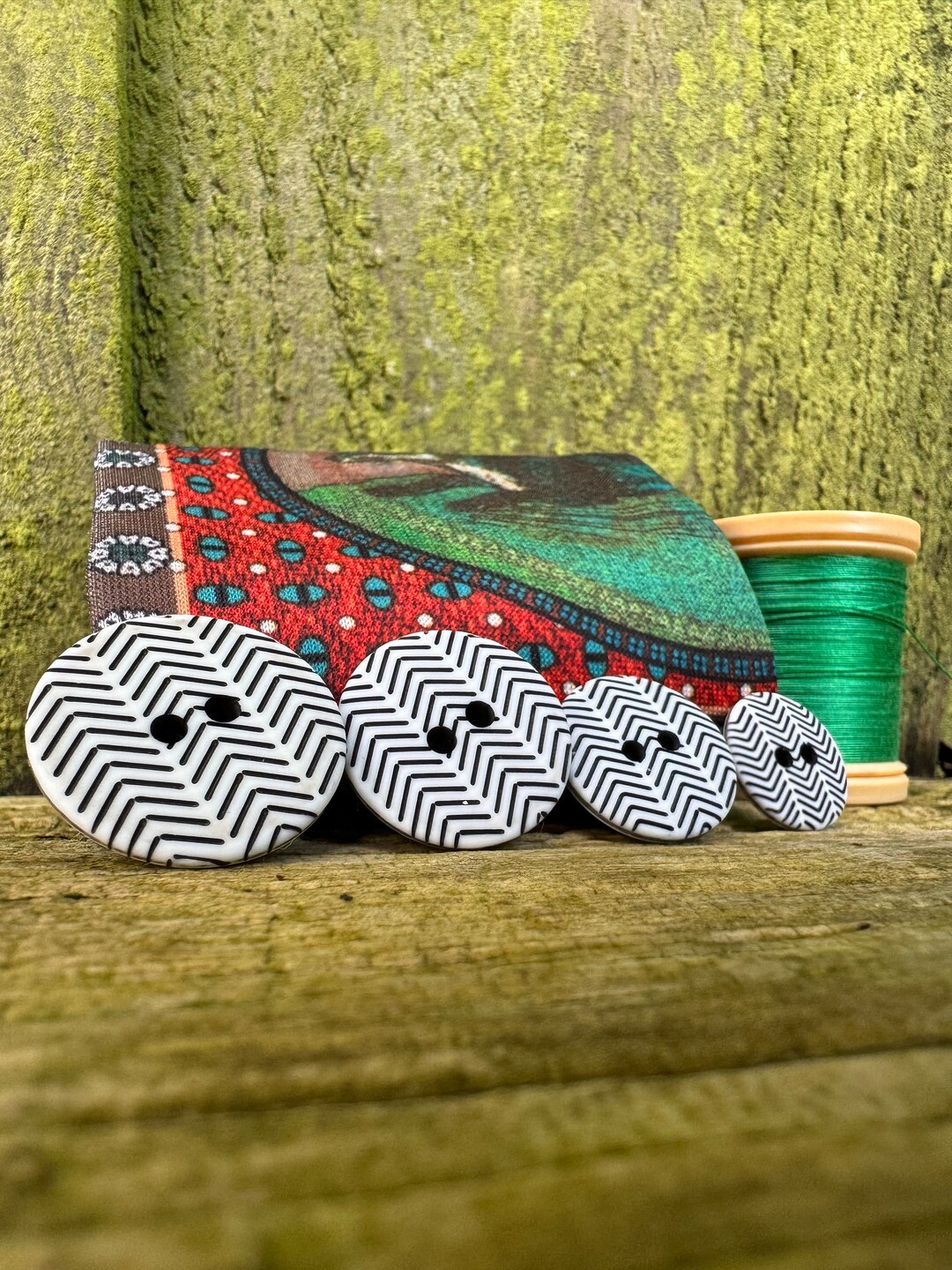 Unusual Zig Zag Design in Black and White Italian 2 Hole Buttons 4 Sizes - Sets of 5 or 10 - Etsy