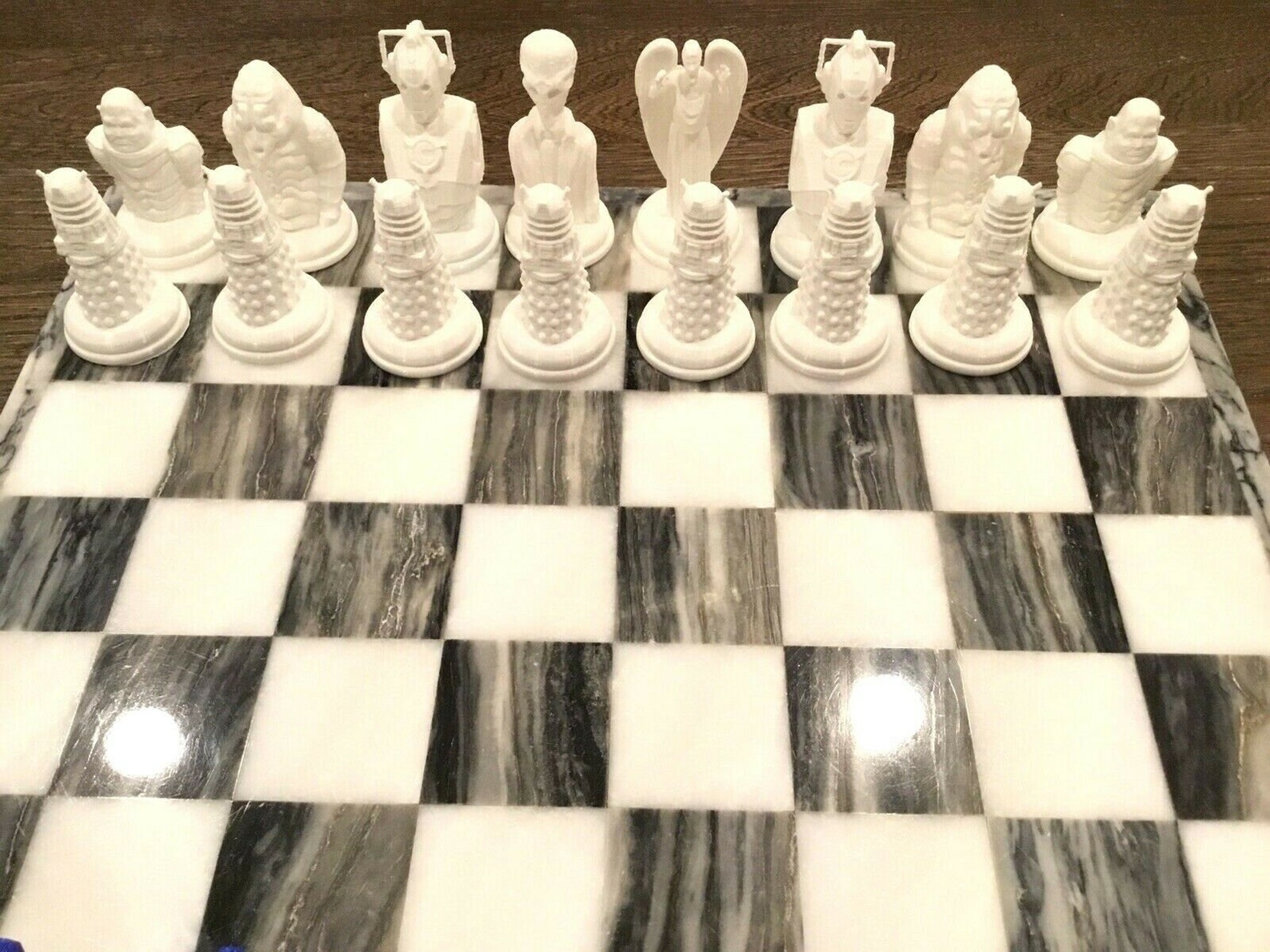 Doctor Who (FAN ART) Chess Set Tardis, Cyberman, Dalek, Weeping Angels ...