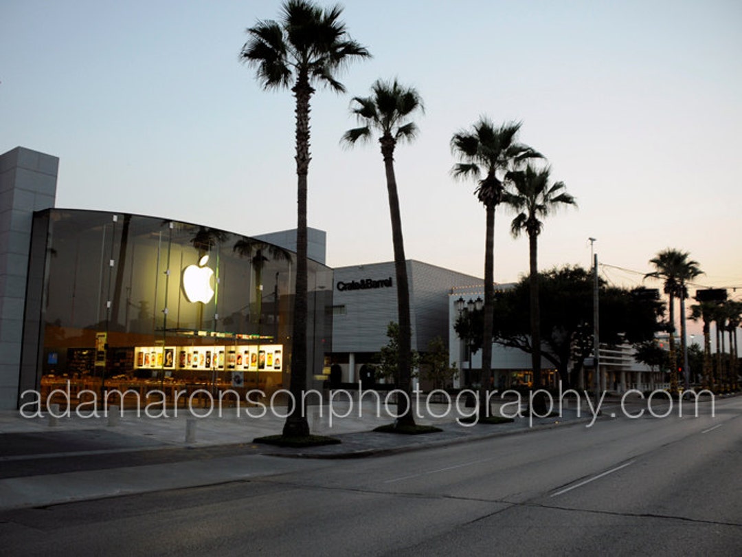 Photograph of the Apple Store in the Highland Village Area of Houston ...