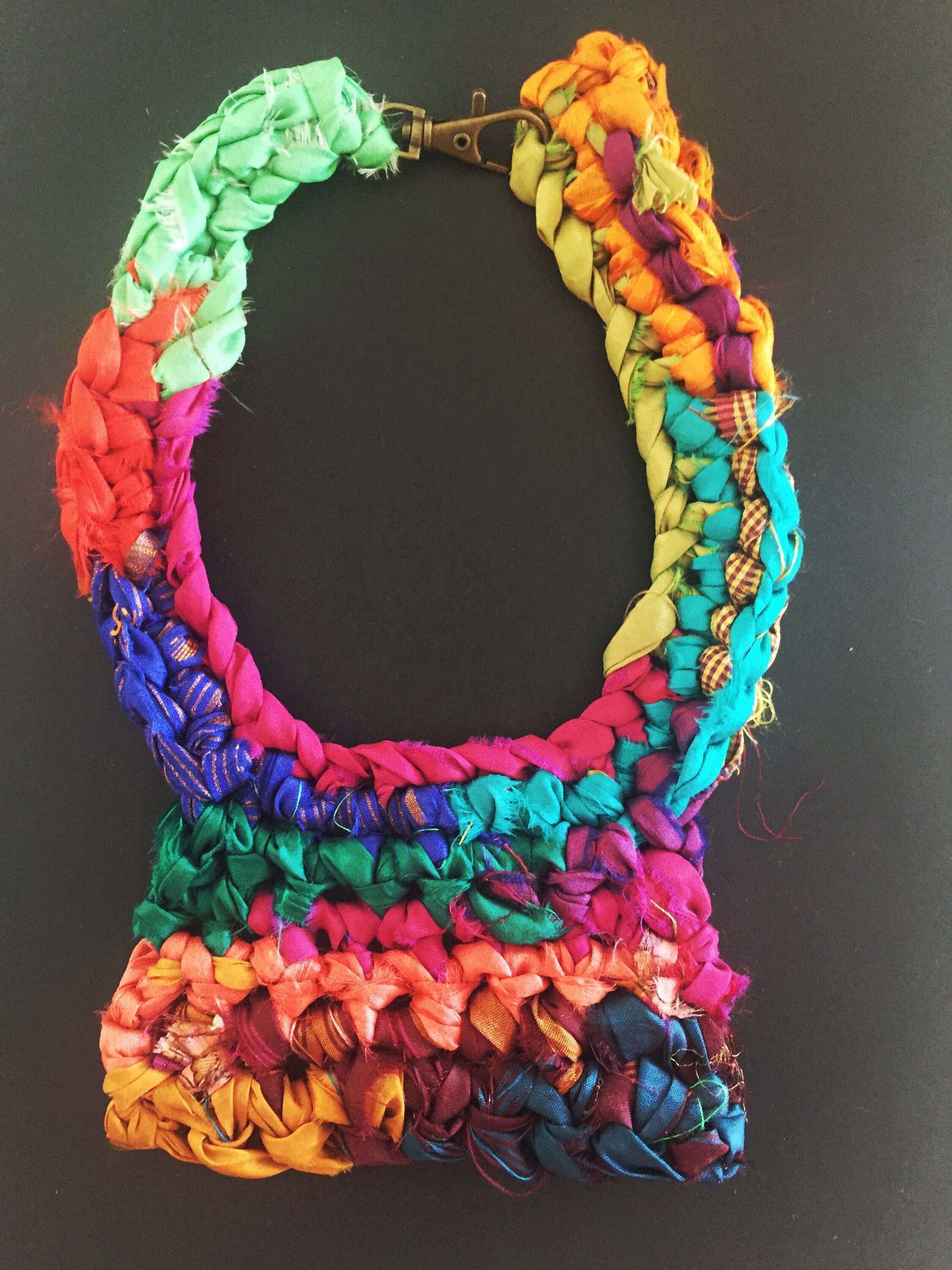 Joyería de ganchillo collar de seda sari collar de babero - Etsy España