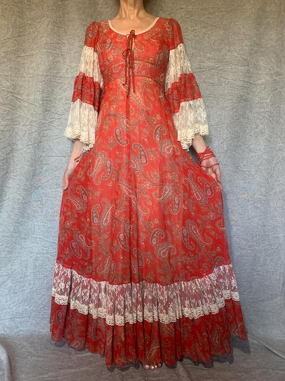 70s Vintage Rare Gunne Sax Maxi Gown//1970s Red Paisl… - Gem