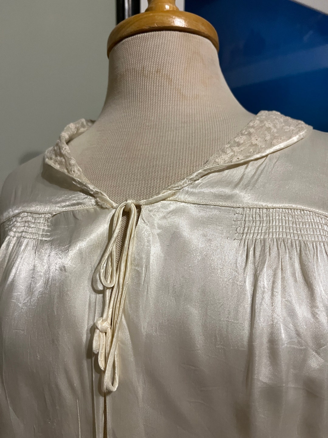 40s Ivory Silky Acetate Rayon Bed Jacket With Tie at Neck, Lace Collar ...