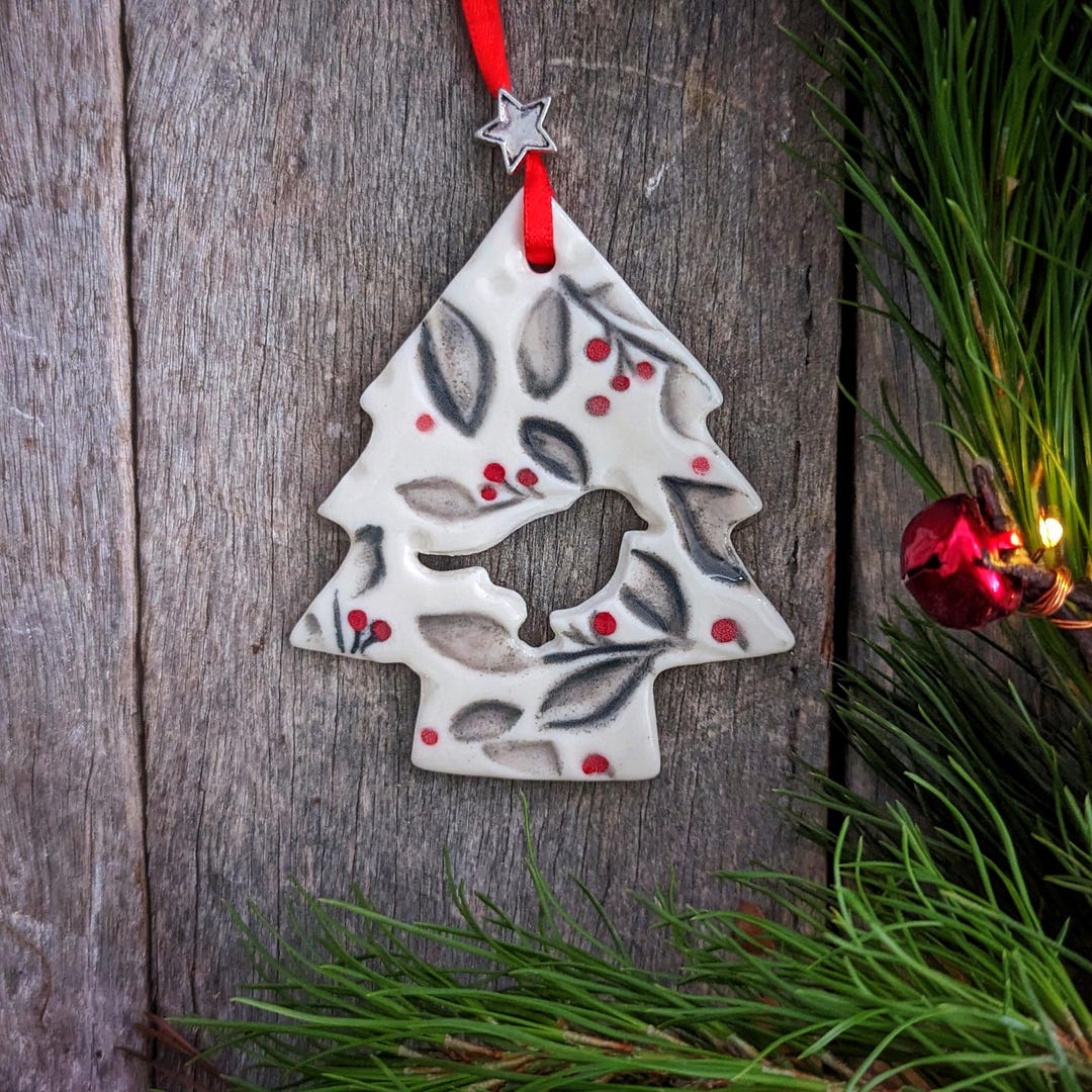 Tassie Berry Embossed Porcelain Tree Ornament W/ Handpainted Green Leaf ...