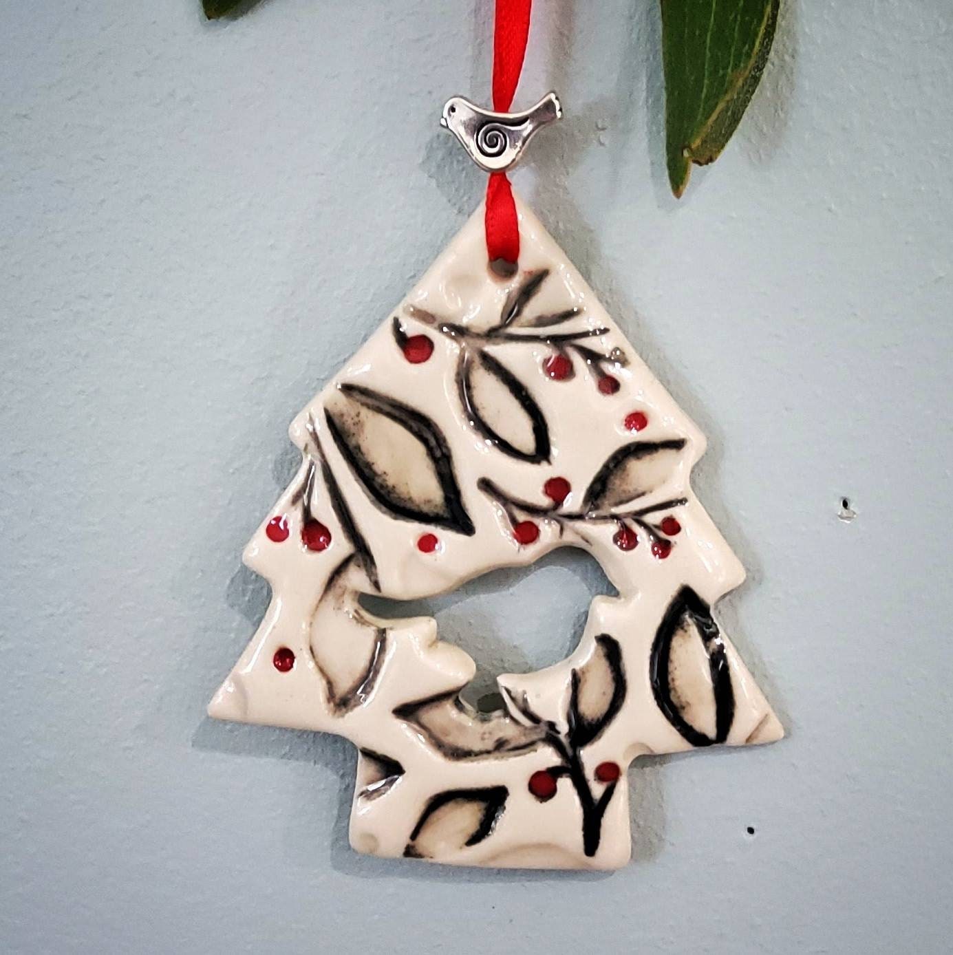 Tassie Berry Embossed Porcelain Tree Ornament W/ Handpainted Green Leaf ...
