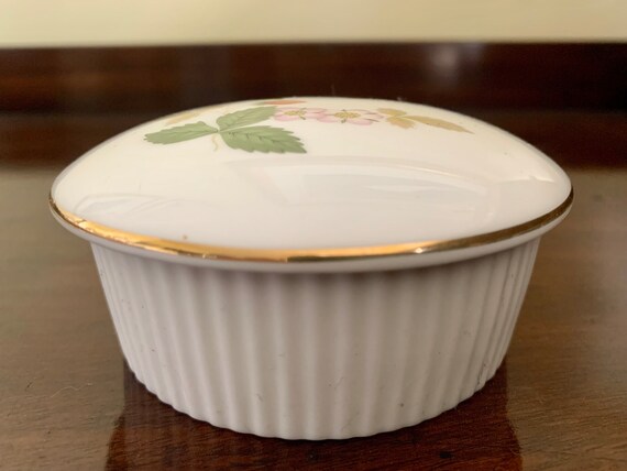 Iconic Wedgwood Wild Strawberry round trinket dish wi… - Gem