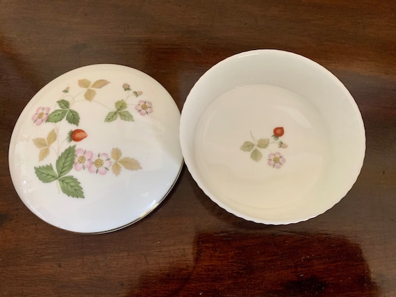 Iconic Wedgwood Wild Strawberry round trinket dish wi… - Gem