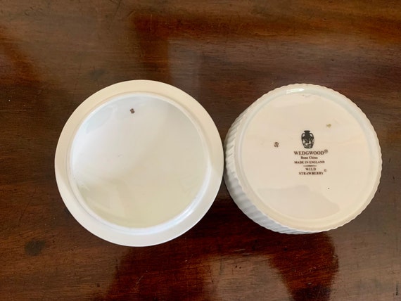 Iconic Wedgwood Wild Strawberry round trinket dish wi… - Gem